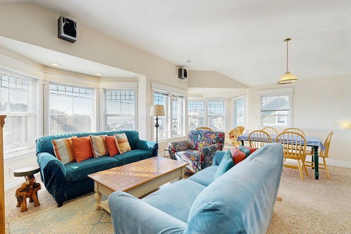 Side-by-side Ocean View Homes With Enclosed Yard & - Newport, OR