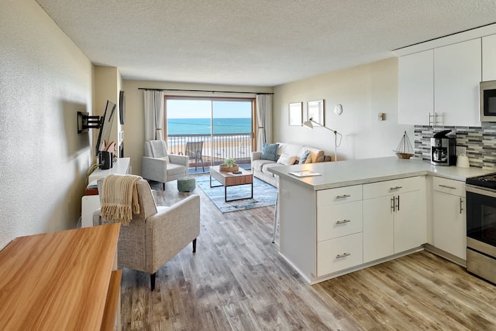 Oceanfront Condo - Second Floor - Pet Friendly! - Lincoln City, OR