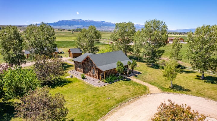 Cozy Cabin- Classic Log Cabin, Great Location! - Cody, WY