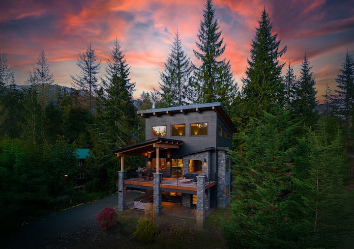 Luxe Mt Baker Home - Hot Tub, Foosball, Starlink - ベーカー山, WA