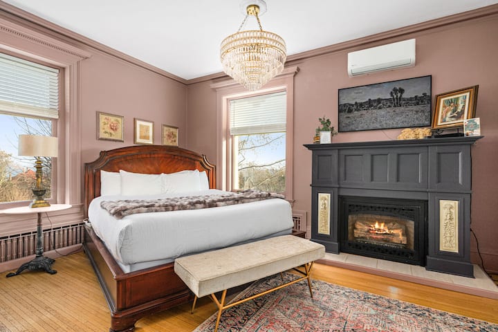 Selina Louise Suite Jacuzzi & Fireplace - Duluth, MN