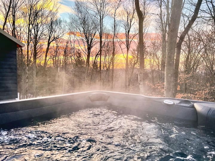Holiday-decorated 'Treehouse' W Hot Tub,  Fire Pit - State of New York