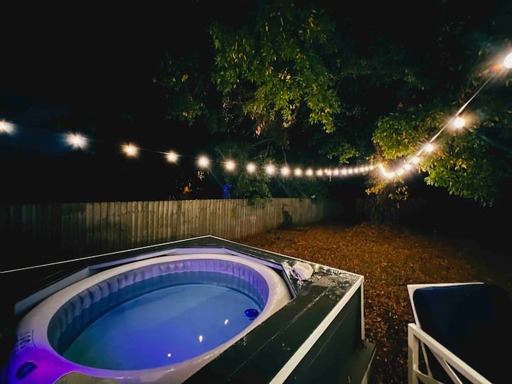 Modern Uptown Stay | King Suite + Hot Tub Bliss - Charlotte