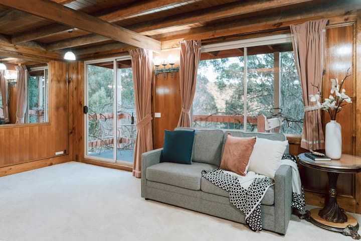 Pretty Penthouse Nestled Amongst Nature + Spa - Dandenong Ranges
