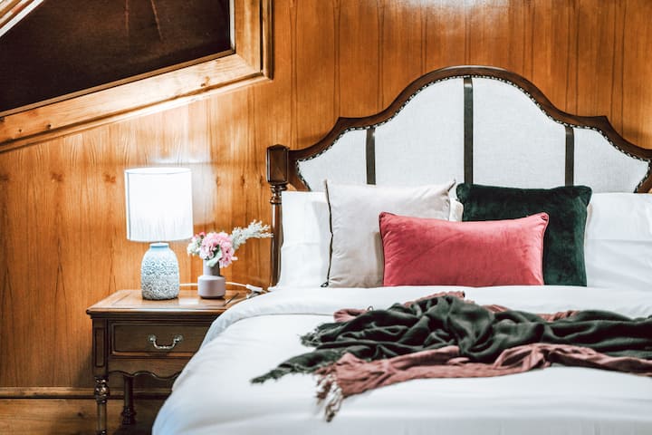 Pretty Penthouse Nestled Amongst Nature + Spa - Dandenong Ranges