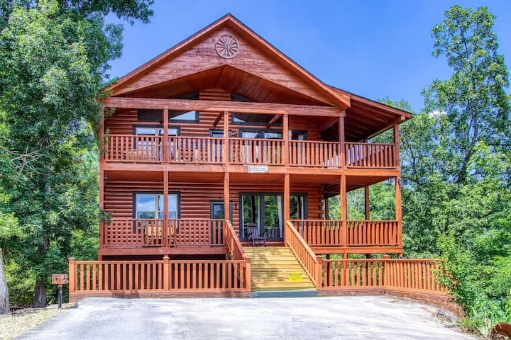 Huge & Luxurious 6bd Lodge! -Hot Tub -Game Room! - Sevierville