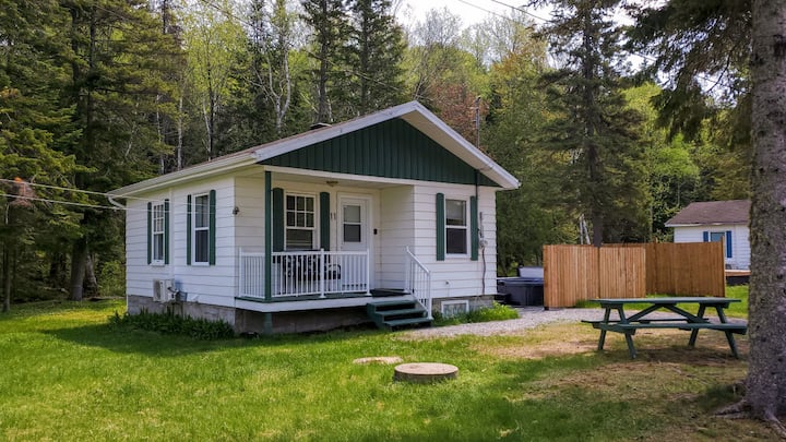 Wow ! Chalet Boho - Charlevoix, Spa, Feu Et Bbq - Quebec