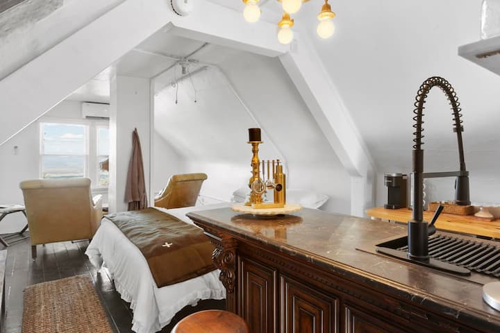 The Bachelor Pad - The Loft On Main Street! - Jerome, AZ