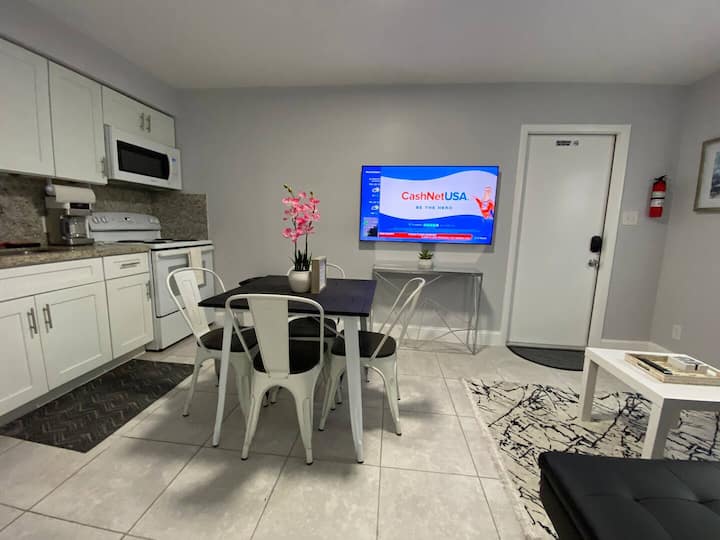 Ben’s Lavish Mini Luxury Suite - Davie