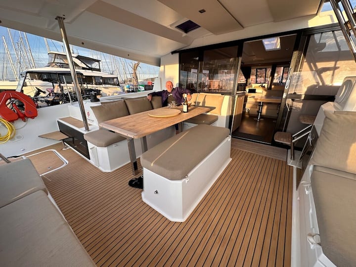 Eden Catamaran Moderne 2 à 8 Pers. à Quai Au Port - Île de Porquerolles