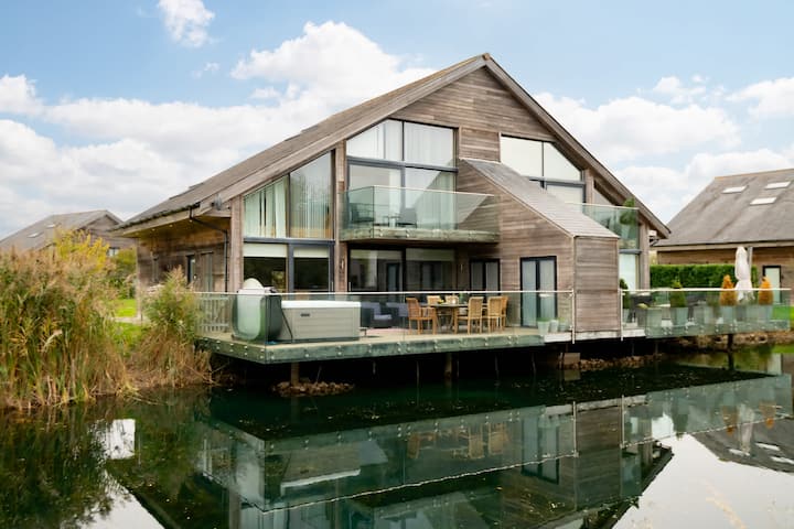 Ardross Lodge | Cotswold Lakes Hot Tub Stay, Kayak - Cirencester