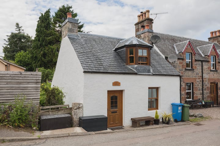Crossroads Cottage - Urquhart Castle