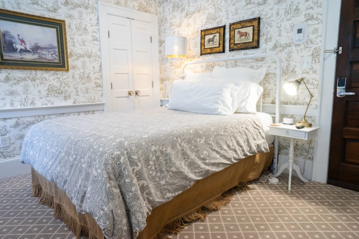 Farmhouse Elegance: Historic Inn Retreat Room 203 - Columbia, MD