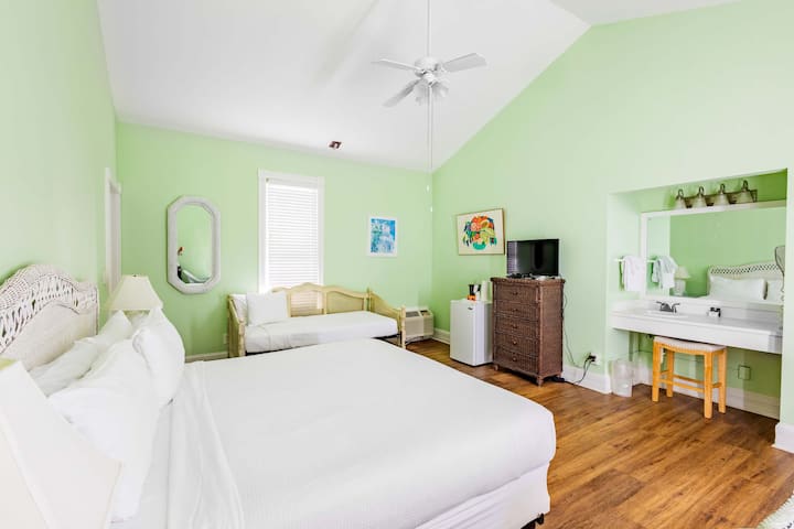 Deluxe King, Pet Friendly & - Curry Mansion Inn - Key West, FL