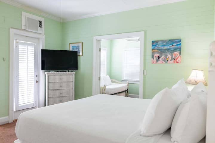 King Suite + 2 Twins & Balcony – The James House - Key West, FL