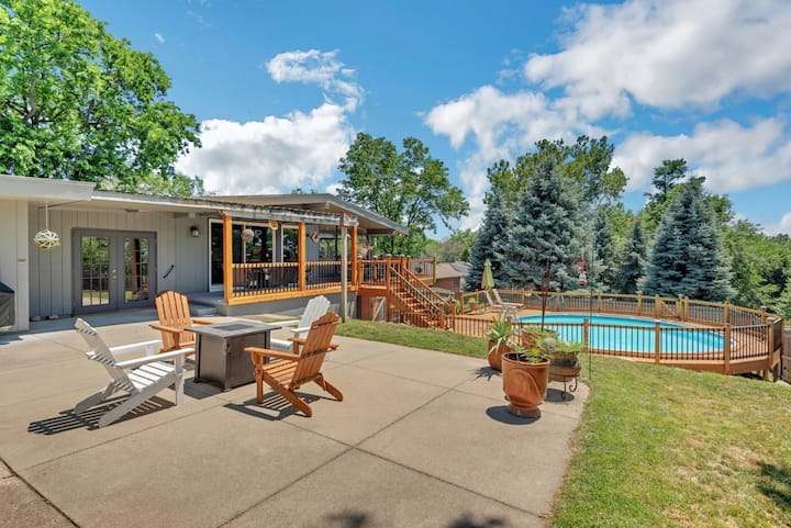 Luxury 4 Br Mid-century Modern Home - Prairie Meadows Casino, Racetrack, & Hotel