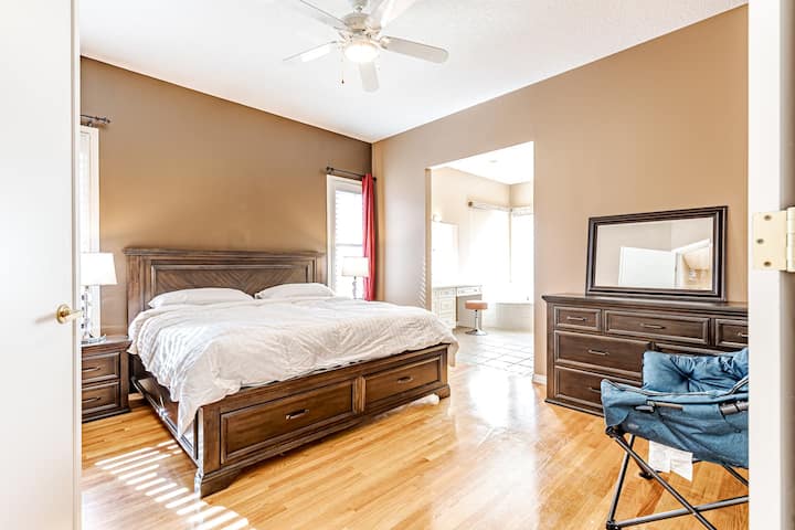 Ravine• Heated Garage• Luxury 5 Br• A/c• Sleeps 15 - Edmonton, Canada