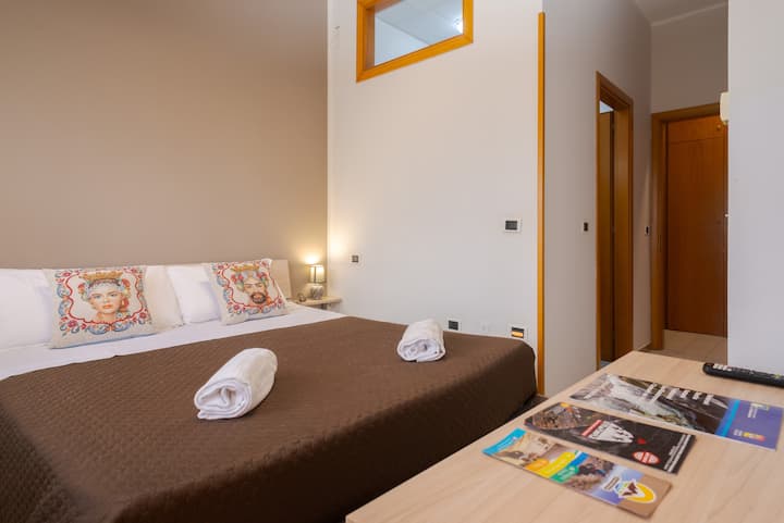 Double Room-ensuite-sea View - Taormina