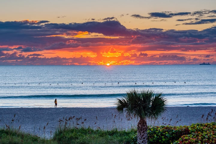 Direct Oceanfront W/ Putting Green. - Cape Canaveral, FL