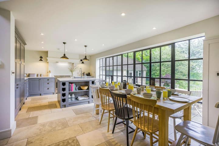 Four Bedroom Cotswold Holiday Home - Willows House - Stow-on-the-Wold