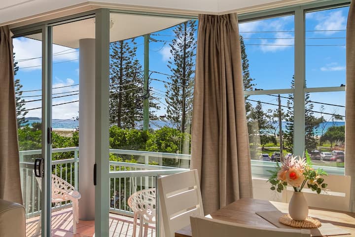 Sunset On Kirra - Beachfront - Min. 3 Night Stays! - Coolangatta