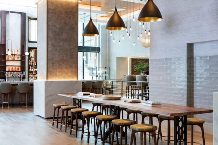 Downtown Asheville Views + Restaurant. Bar. Gym. - Asheville, NC