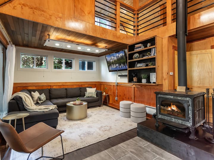 Fun Family Ski Cabin W/ Hot Tub + Fireplace - Glacier, WA