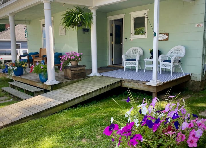 Charming Duplex Walking Distance To Kitty Oreillys - Sturgeon Bay, WI