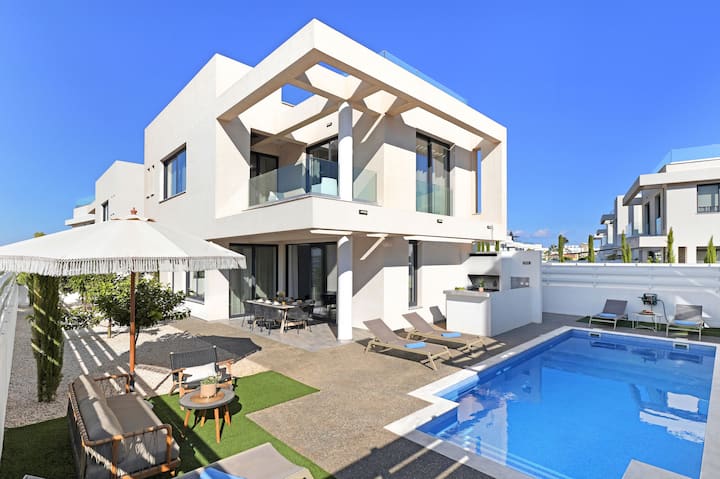 Queen Valentina Luxury Villa - Nissi Beach