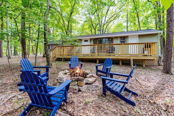Cozy & Modern W/hot Tub, Fire Pit, Grill & Pond - West Virginia