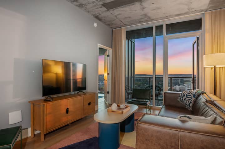 Luxury Rainey St Condo • Rooftop Pool & Balcony - The Pecan Street Festival