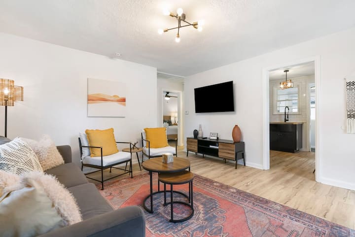 Kings, Kitchen, & Comfort In Modern Cedar House - Joplin, MO
