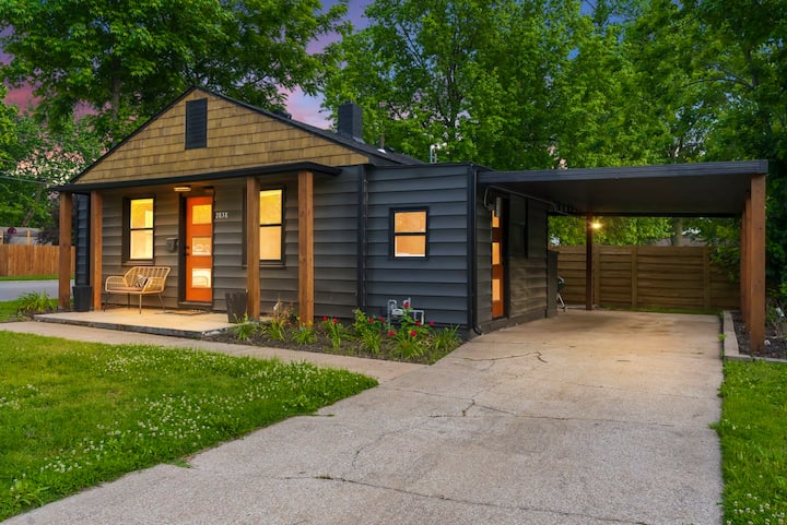 Kings, Kitchen, & Comfort In Modern Cedar House - Joplin, MO