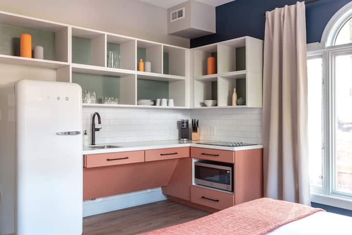 Kasa Edison House | Accessible Room Roll-in Shower - Charlotte, NC