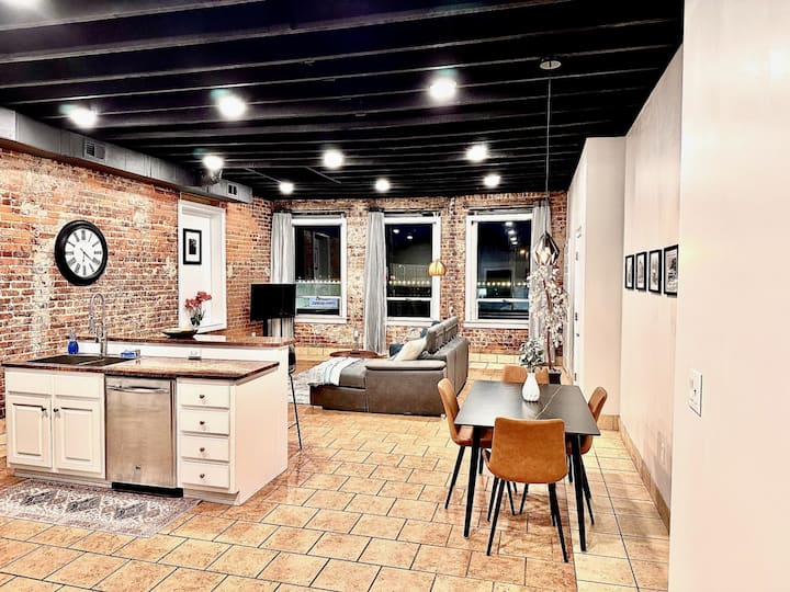 The Loft On Broad - Gadsden’s First Downtown Loft - Wills Creek Winery, Attalla