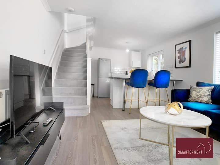 Lightwater - 1 Bedroom Terrace House - ブラックネル