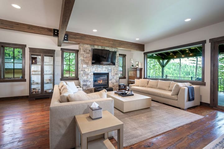 Luxury Ski-in/out Home W/outdoor Fireplace & Views - Whitefish