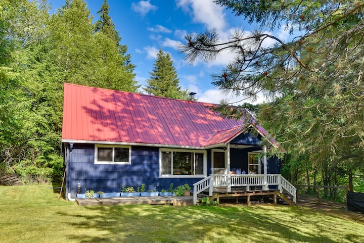 Peaceful + Chic Oasis: Fire Pit, Grill, Yard - Kelso, WA