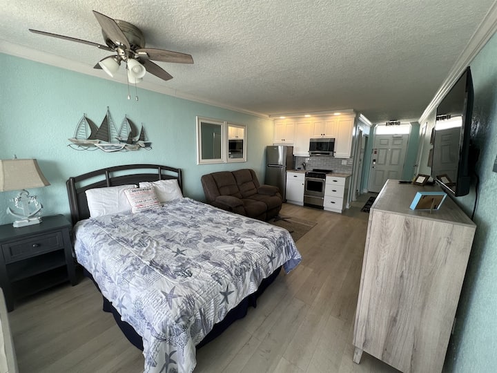 Piratescove, Remodeled, Balcony Closed - Daytona Beach Shores, FL