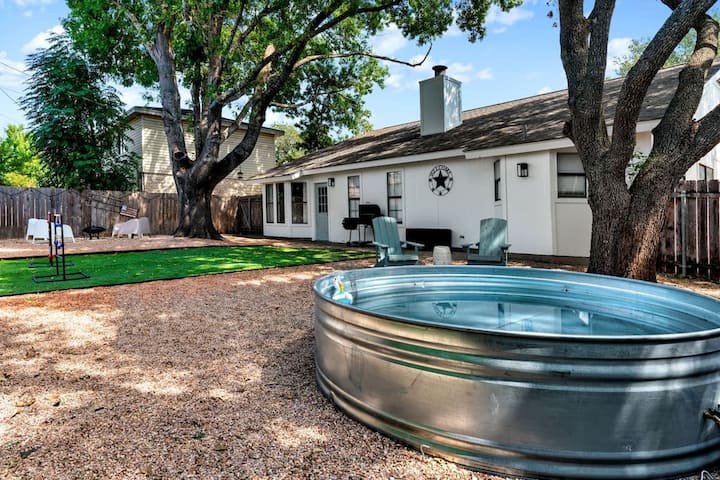 Charming & Bright W/ Lounging Pool - Round Rock, TX