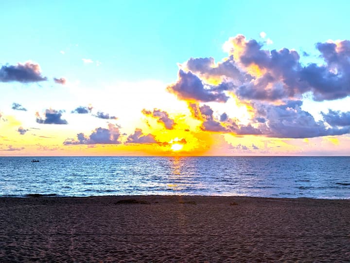 Paradise Awaits! Beach, King Bed, Yard & Workspace - Boca Raton, FL