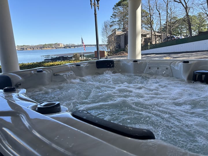 Stunning Manor On Lake Hamilton - Lake Hamilton, AR