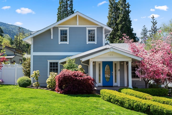 Indulgent Retreat: 3 King Suites, Pool & Hot Tub - Ashland, OR