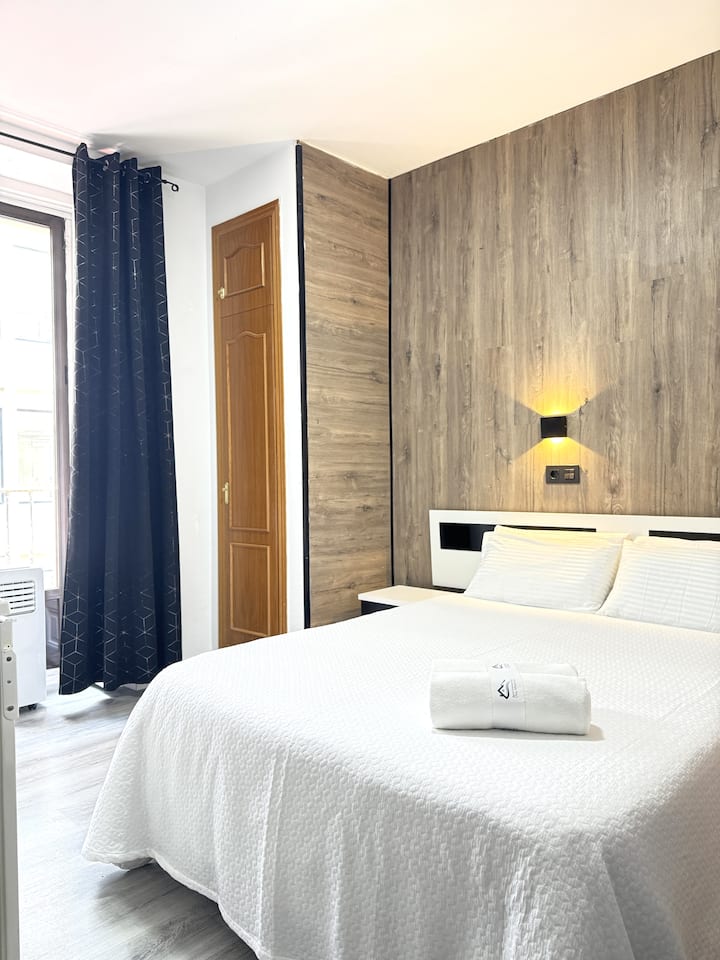 Cozy Street View Double Room With Bathroom | R133 - Madrid
