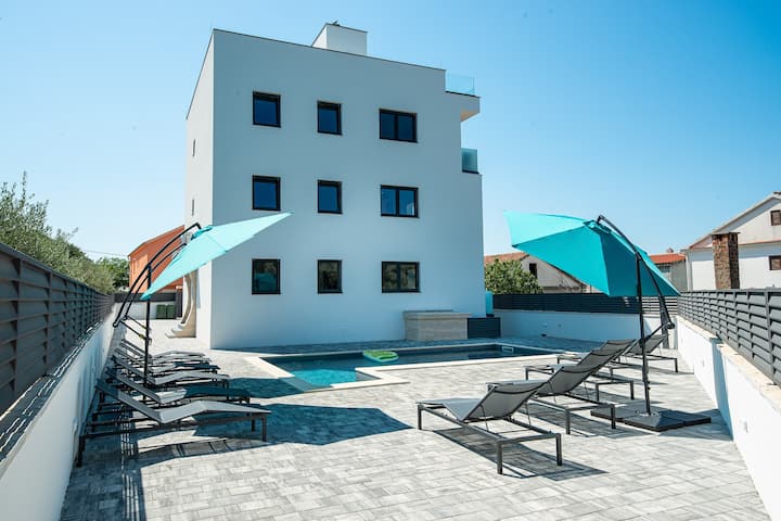 Villa Div With Heated Pool, Penthouse Apt. No.3 - Bibinje