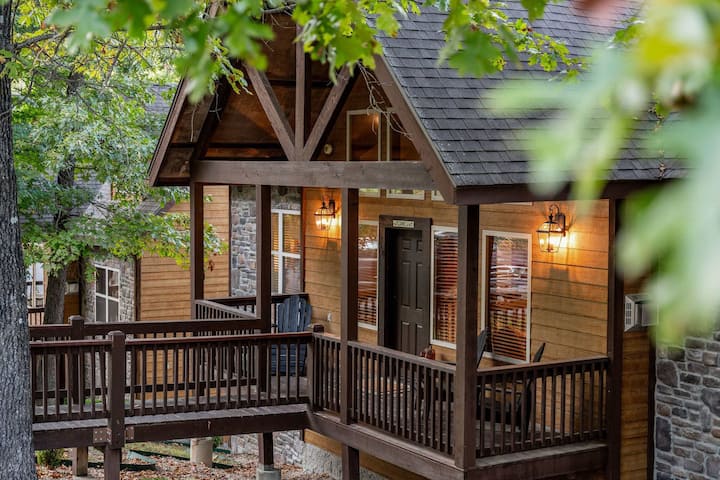 One Mile To Silver Dollar City! Rustic Cabin! - Branson, MO