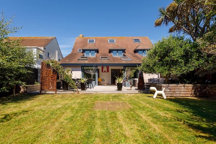 Gorgeous Home For 12 - Walk To Beach - Sea View - Bracklesham Bay