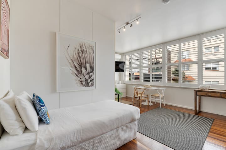 Bay Court Iii - Spacious Studio Near Hayes Beach - Luna Park Sydney