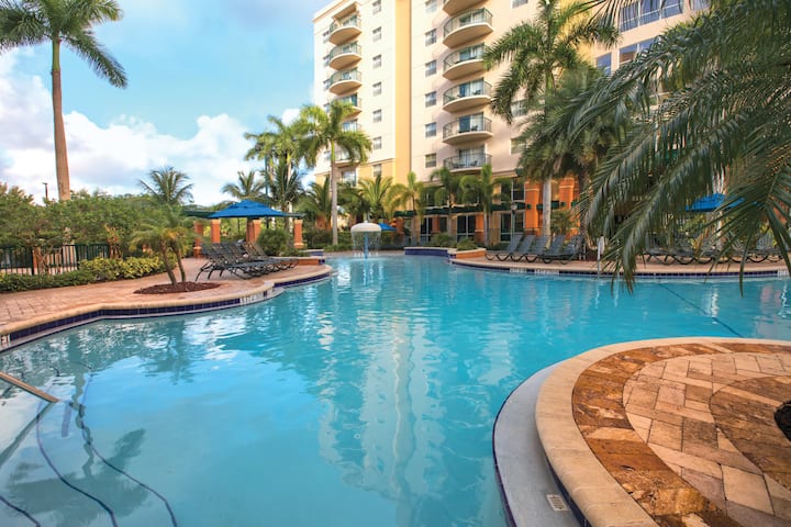 Wyndham Palm-aire | 2br Suite Pool & Resort Access - Tamarac, FL