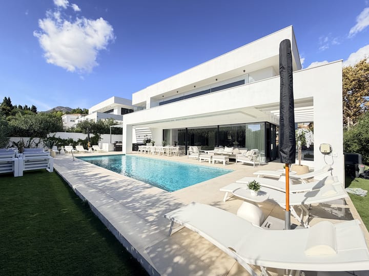 Luxury And Modern Villa In Puerto Marina - Spanien
